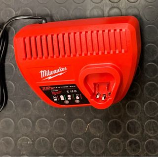 caricabatterie milwaukee M12