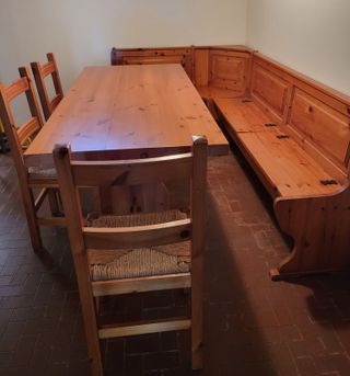 Tavolo con fratina e tre sedie in abete
