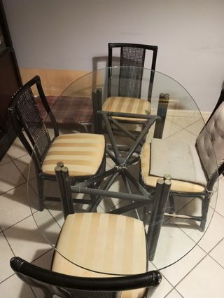 Tavolo cristallo con sedie e divano