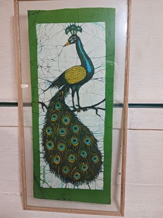 Pavone su tela e foglie di banano