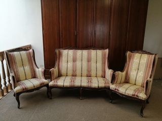 Divano e poltrone intagliate a mano