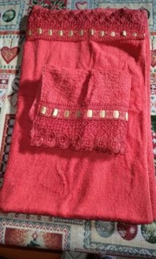 Asciugamani e tovaglietta rossi