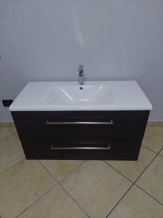 Lavabo sospeso completo di miscelatore