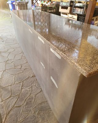 Bancone in ferro con granito sopra