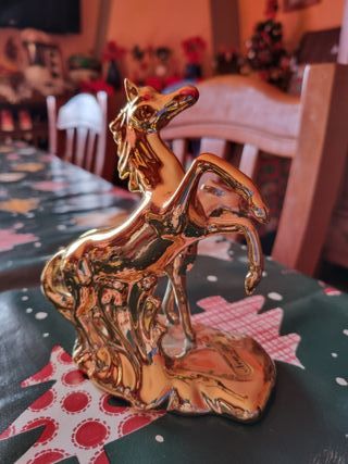 Cavalli dorati di ceramica
