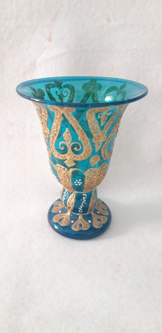 Bicchiere in vetro blu con decori dorati