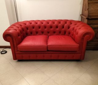 Divano rosso in pelle