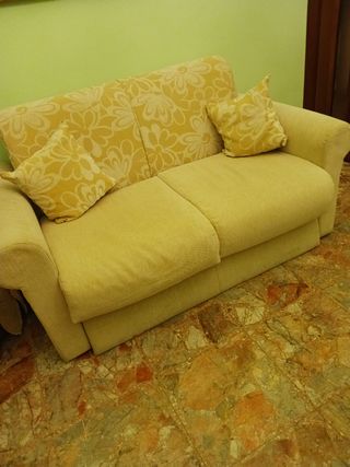 Divano a due posti colore beige