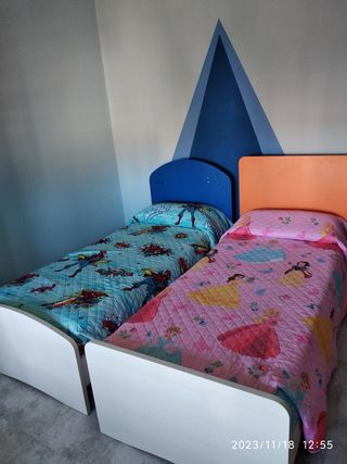 Letti singoli con doghe in legno