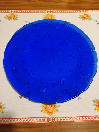 Piatto centrotavola blu in vetro con lune e stelle