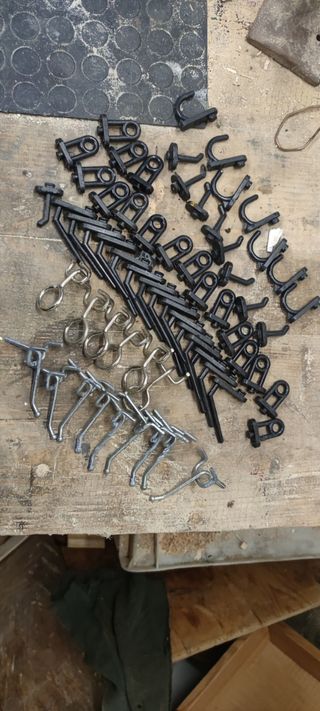 Ganci e occhielli per parete attrezzata