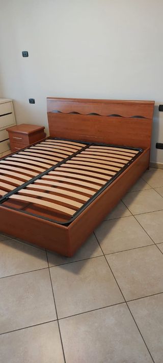 Vendo letto contenitore comodini e comò