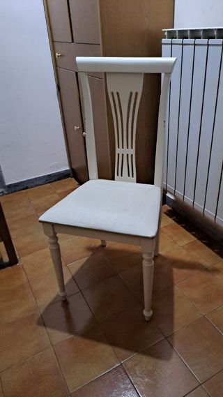 Parete attrezzata con tavolo e sedie