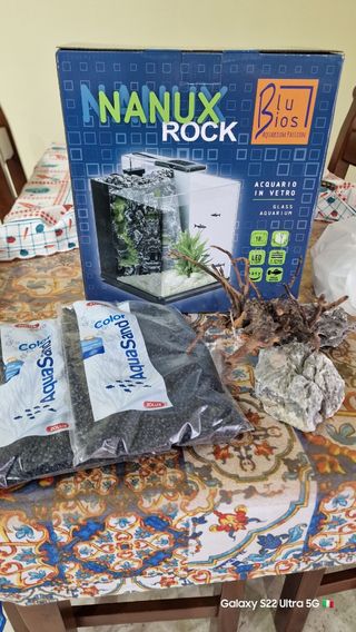 Acquario con rocciata