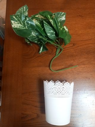 due vasi bianchi in plastica più due piante fint
