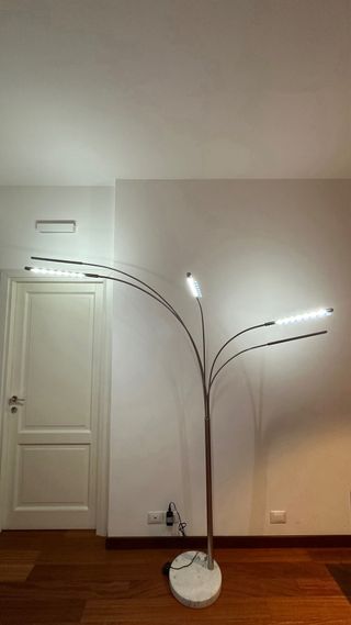 Lampada Design a led in acciaio con base in marmo
