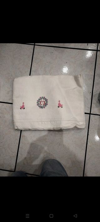 Lenzuola di lino ricamato a mano