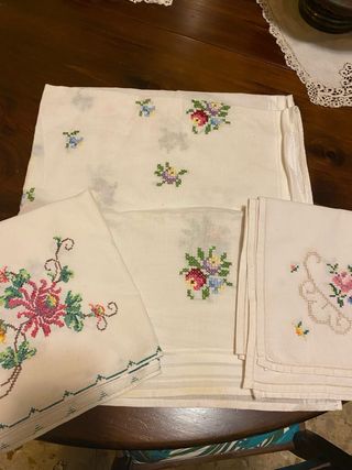 nr 3 tovagliette  ricamate a mano punto a croce