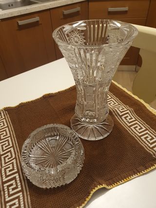 Vaso e posacenere in cristallo decorato
