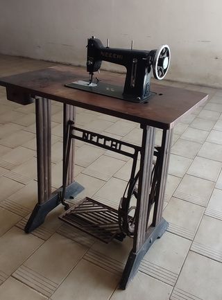Macchina Singer antica con mobile