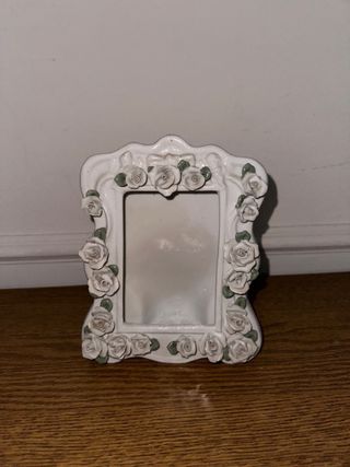 Cornice con fiori in Capodimonte