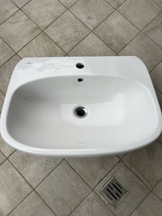 Lavabo con sifone privo di rubinetto