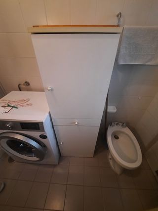 Mobiletto bianco da bagno