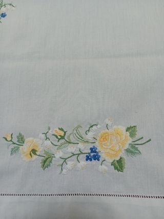 Striscia tutta ricamata a mano