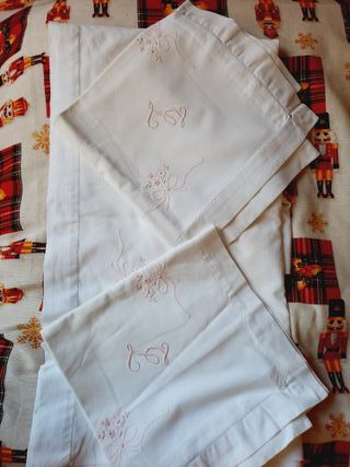 Completo lenzuola matrimoniali ricamate rosa