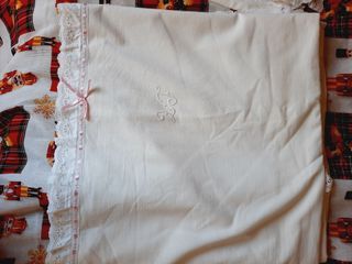 Lenzuolo matrimoniale ricamato in rosa con federe