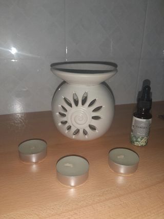 Profumatore in ceramica con candele e gocce talco