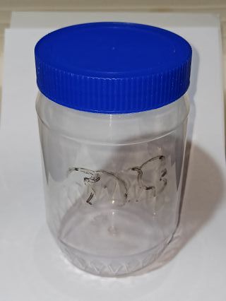 Barattolo di plastica con tappo blu