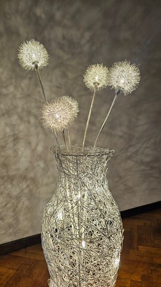 Lampada da terra in filo metallico a forma di vaso