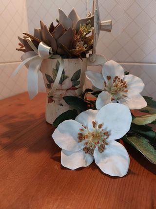 Caffettiera decorata con fiori fatti a