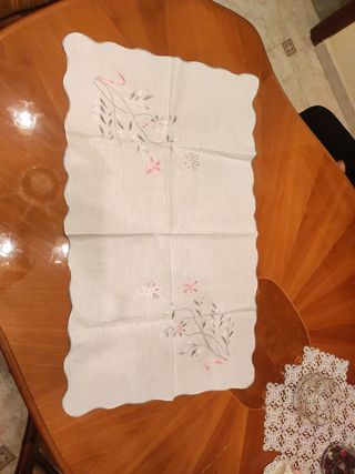 centrotavola lino ricamato