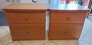 Comodini con due cassetti color noce chiaro
