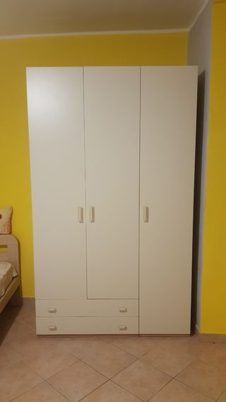 Camera da letto matrimoniale bianca e beige