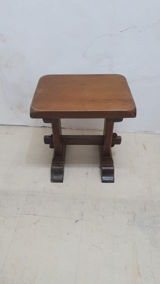 Sgabello in legno massiccio