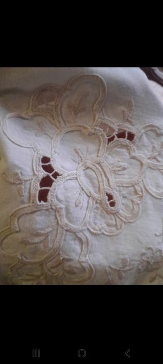 Cuscino Vintage con ricamo ad intaglio