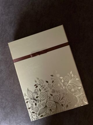 Scatola di cartone/apertura a libro