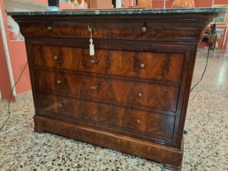 Bellissimo cassettone antico con marmo nero