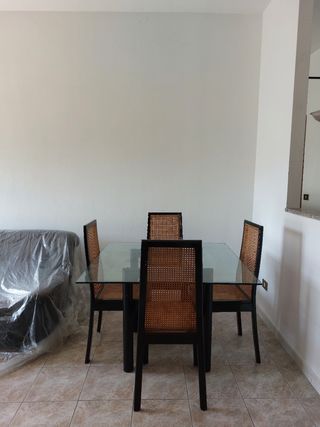 Tavolo quadrato in vetro + sedie nere