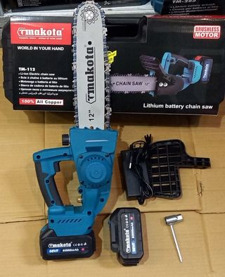 Motosega elettrica con lama da 12", dotata di 2 ba