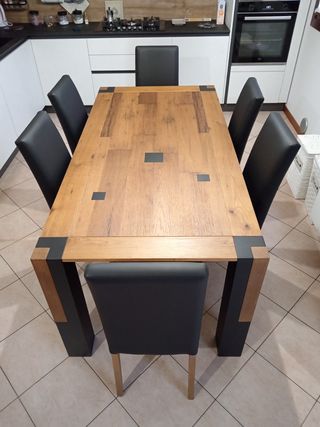 Tavolo in legno con 8 sedie