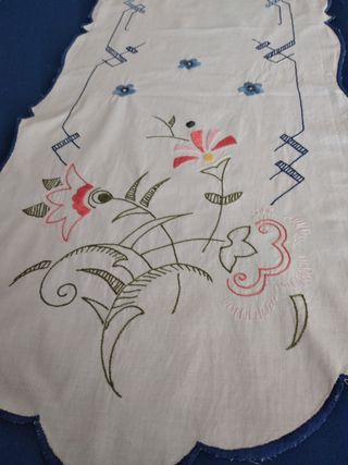 Centro ricamato a mano