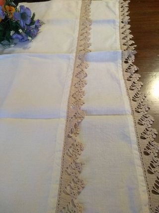 2 strisce con bordo all'uncinetto eseguito a mano.