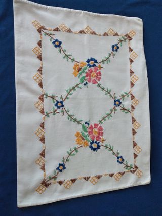 Una federa tutta ricamata a mano