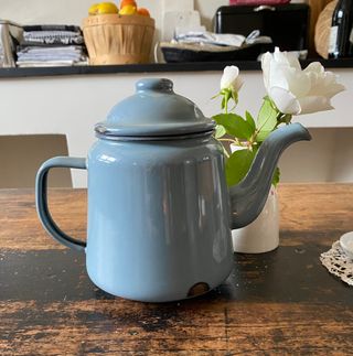 Teiera bricco in latta grigia stile vintage