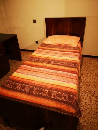 Letto singolo in legno massiccio