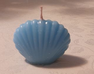Candela a forma di conchiglia azzurra